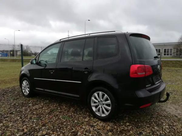 Black Volkswagen Touran 2011 in Saldus, with an engine capacity of 1.40 L and mileage of 207 thousand km for 6500 €, photo 4 on AUTOMOTO.COM.LV