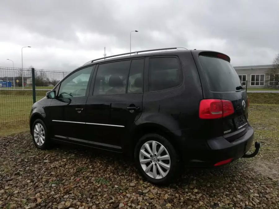Black Volkswagen Touran 2011 in Saldus, with an engine capacity of 1.40 L and mileage of 207 thousand km for 6500 €, photo 5 on AUTOMOTO.COM.LV