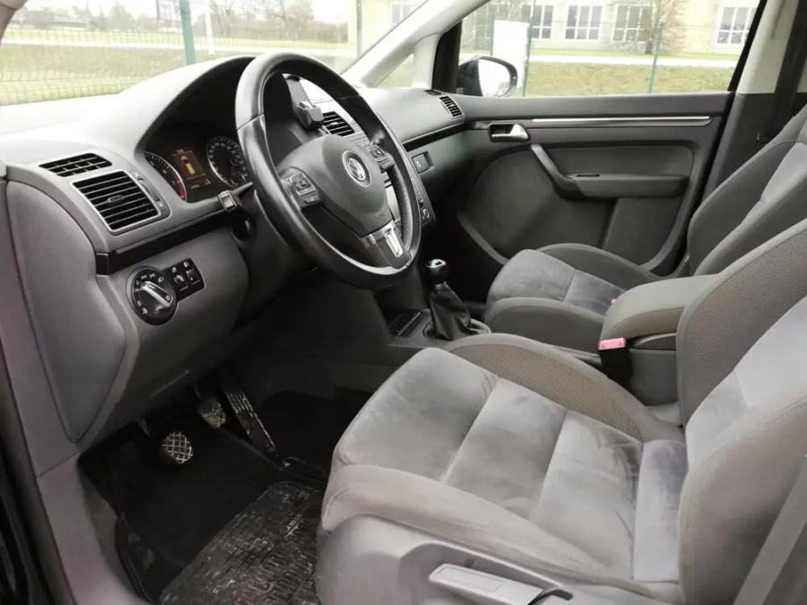 Black Volkswagen Touran 2011 in Saldus, with an engine capacity of 1.40 L and mileage of 207 thousand km for 6500 €, photo 6 on AUTOMOTO.COM.LV