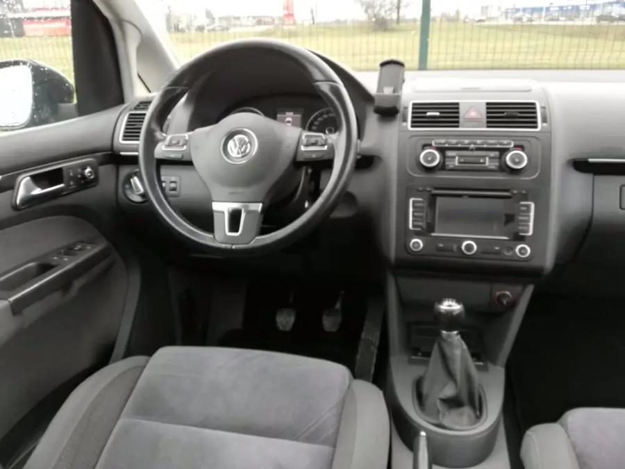 Black Volkswagen Touran 2011 in Saldus, with an engine capacity of 1.40 L and mileage of 207 thousand km for 6500 €, photo 7 on AUTOMOTO.COM.LV