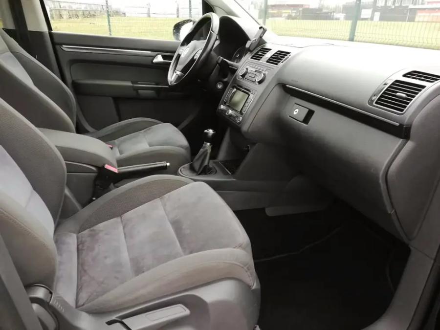 Black Volkswagen Touran 2011 in Saldus, with an engine capacity of 1.40 L and mileage of 207 thousand km for 6500 €, photo 8 on AUTOMOTO.COM.LV