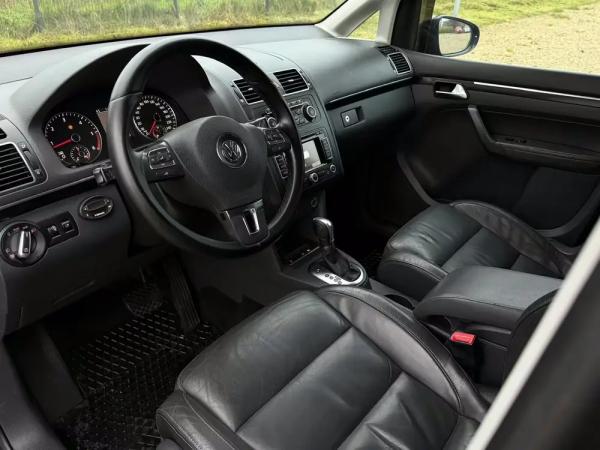 Black Volkswagen Touran 2011 in Jelgava, with an engine capacity of 2.00 L and mileage of 29 thousand km for 5900 €, photo 7 on AUTOMOTO.COM.LV