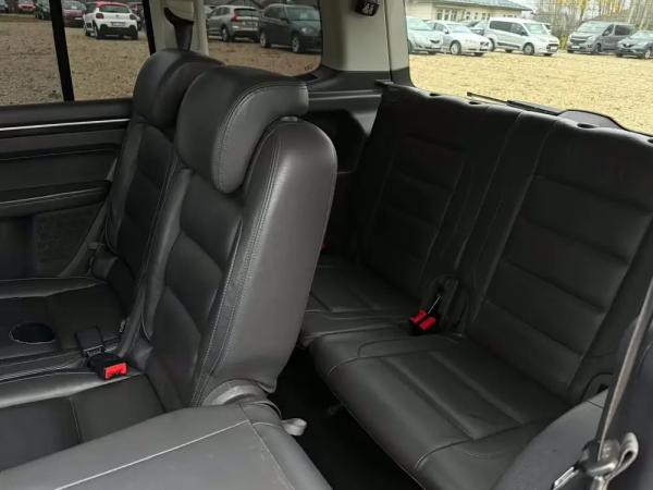 Black Volkswagen Touran 2011 in Jelgava, with an engine capacity of 2.00 L and mileage of 29 thousand km for 5900 €, photo 9 on AUTOMOTO.COM.LV