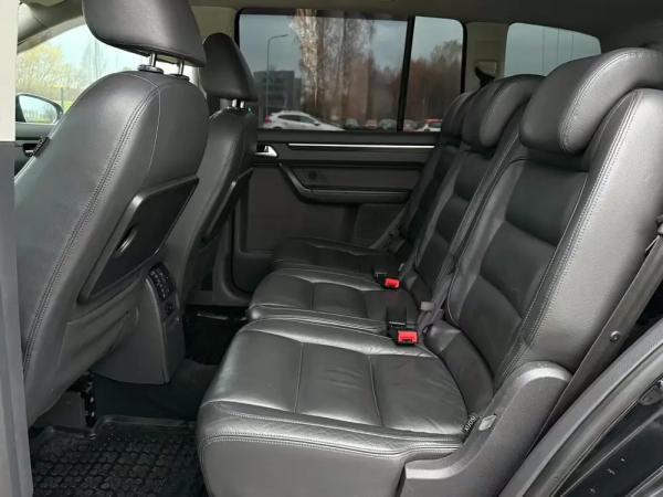 Black Volkswagen Touran 2011 in Jelgava, with an engine capacity of 2.00 L and mileage of 29 thousand km for 5900 €, photo 10 on AUTOMOTO.COM.LV