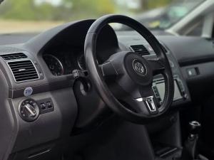 Melns Volkswagen Touran 2011 Grobiņa, ar dzinēja tilpumu 1.20 L un nobraukumu 213 tūkst. km par 4750 €, foto 13 vietnē AUTOMOTO.COM.LV