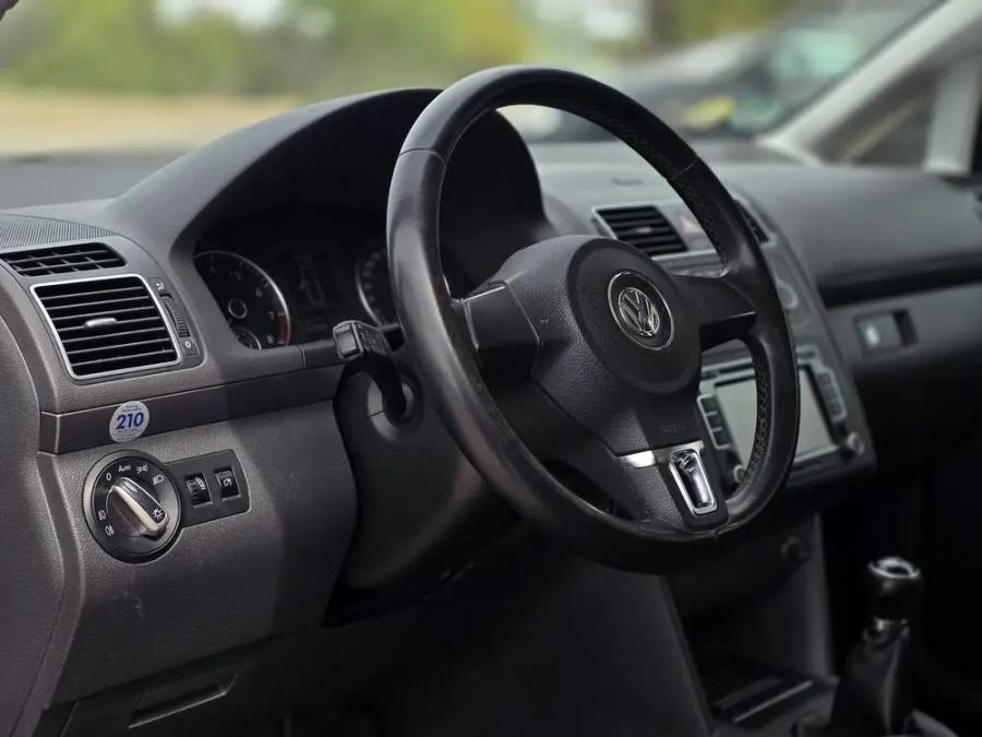 Melns Volkswagen Touran 2011 Grobiņa, ar dzinēja tilpumu 1.20 L un nobraukumu 213 tūkst. km par 4750 €, foto 13 vietnē AUTOMOTO.COM.LV