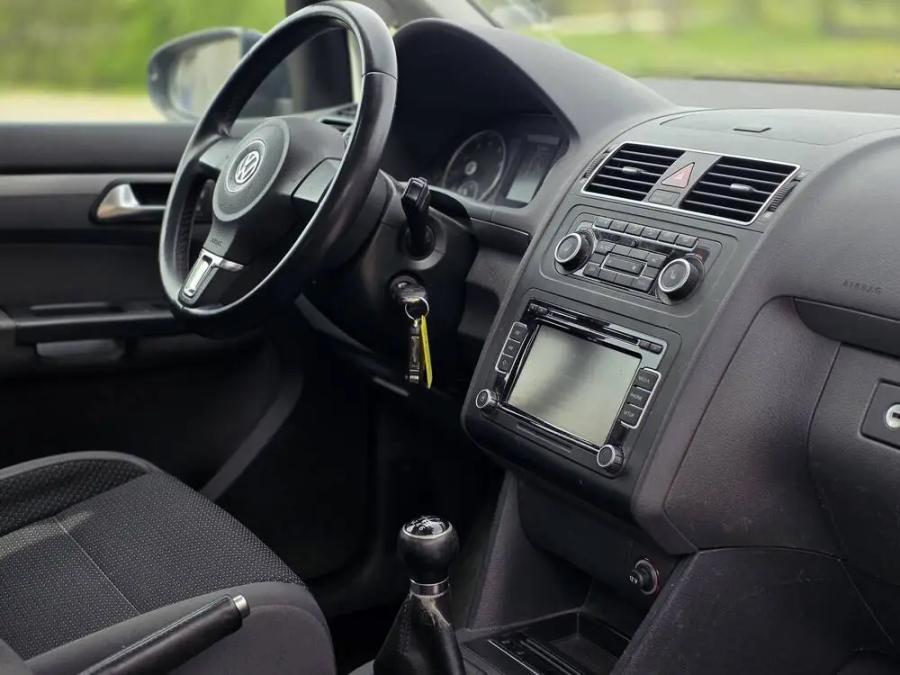 Melns Volkswagen Touran 2011 Grobiņa, ar dzinēja tilpumu 1.20 L un nobraukumu 213 tūkst. km par 4750 €, foto 15 vietnē AUTOMOTO.COM.LV