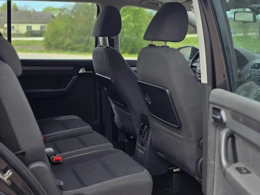 Melns Volkswagen Touran 2011 Grobiņa, ar dzinēja tilpumu 1.20 L un nobraukumu 213 tūkst. km par 4750 €, foto 16 vietnē AUTOMOTO.COM.LV