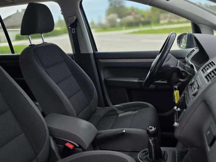 Melns Volkswagen Touran 2011 Grobiņa, ar dzinēja tilpumu 1.20 L un nobraukumu 213 tūkst. km par 4750 €, foto 18 vietnē AUTOMOTO.COM.LV