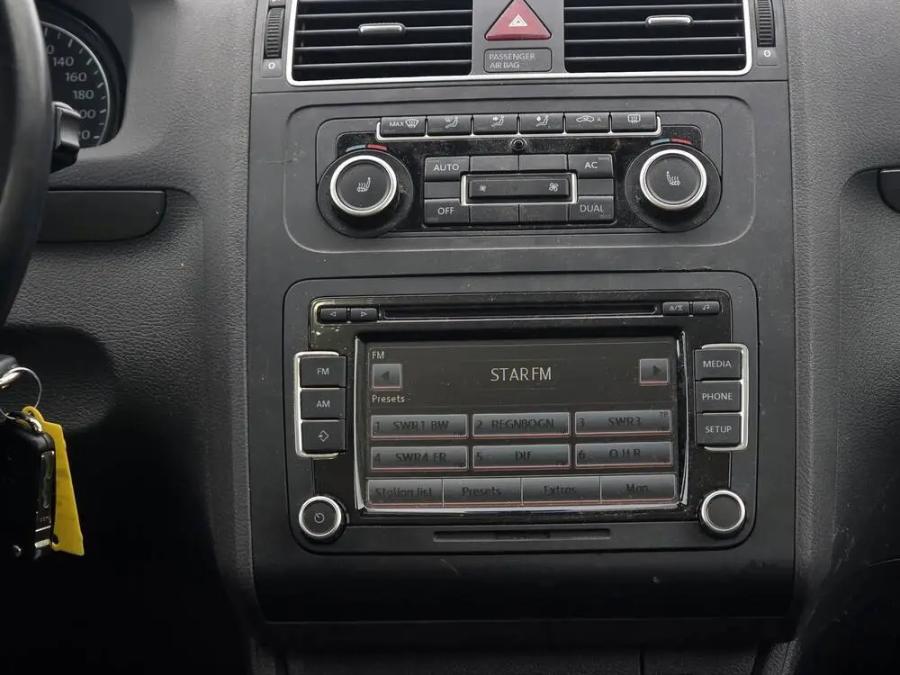 Melns Volkswagen Touran 2011 Grobiņa, ar dzinēja tilpumu 1.20 L un nobraukumu 213 tūkst. km par 4750 €, foto 20 vietnē AUTOMOTO.COM.LV