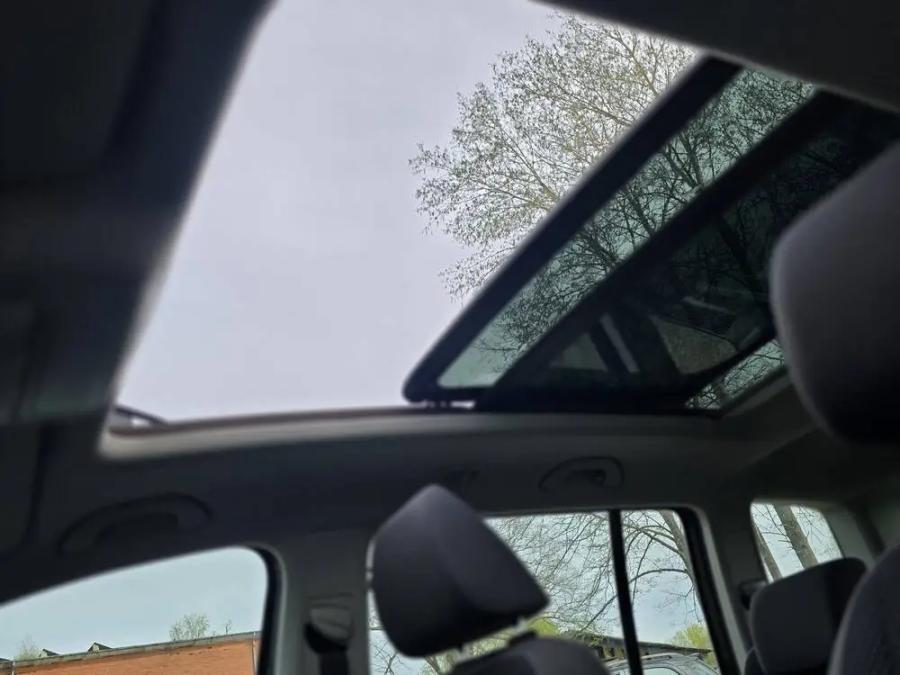 Melns Volkswagen Touran 2011 Grobiņa, ar dzinēja tilpumu 1.20 L un nobraukumu 213 tūkst. km par 4750 €, foto 25 vietnē AUTOMOTO.COM.LV