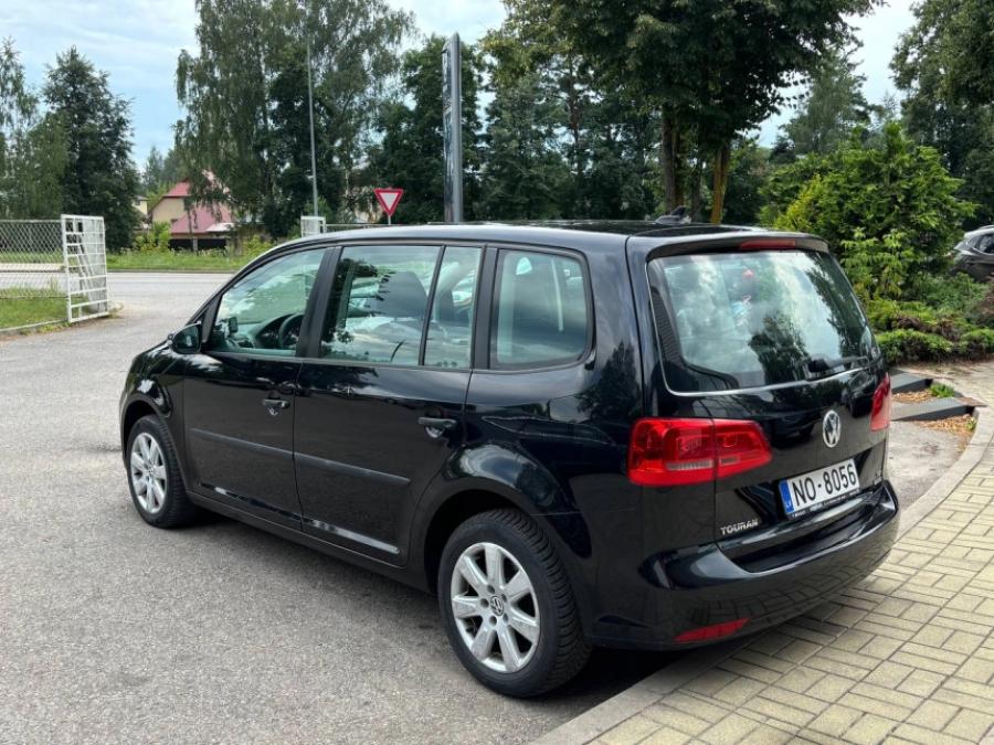 Black Volkswagen Touran 2011 in Riga, with an engine capacity of 1.60 L and mileage of 245 thousand km for 6950 €, photo 4 on AUTOMOTO.COM.LV
