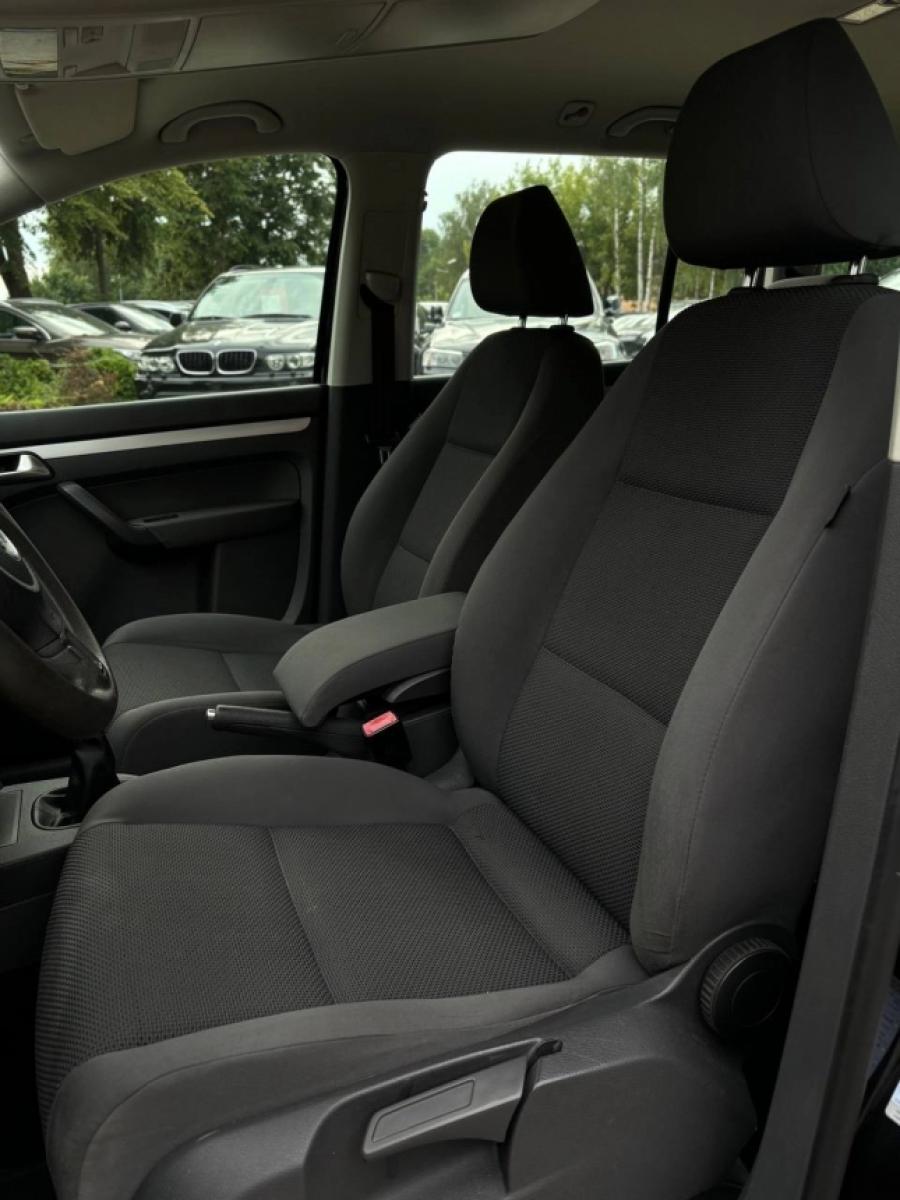 Black Volkswagen Touran 2011 in Riga, with an engine capacity of 1.60 L and mileage of 245 thousand km for 6950 €, photo 9 on AUTOMOTO.COM.LV