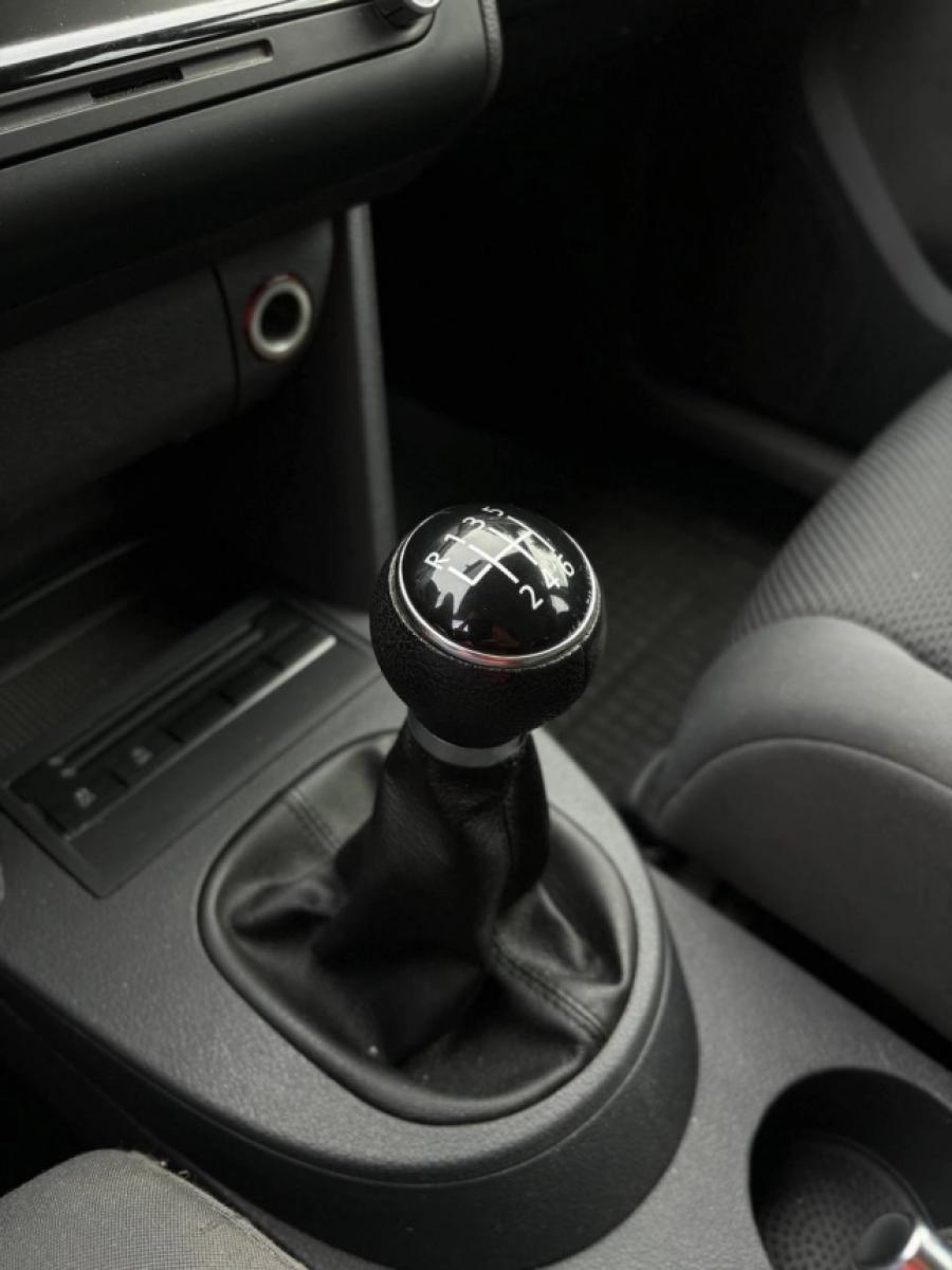 Black Volkswagen Touran 2011 in Riga, with an engine capacity of 1.60 L and mileage of 245 thousand km for 6950 €, photo 11 on AUTOMOTO.COM.LV