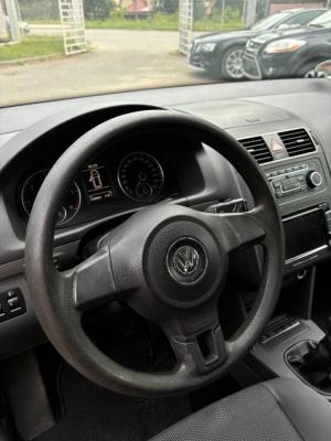 Black Volkswagen Touran 2011 in Riga, with an engine capacity of 1.60 L and mileage of 245 thousand km for 6950 €, photo 13 on AUTOMOTO.COM.LV
