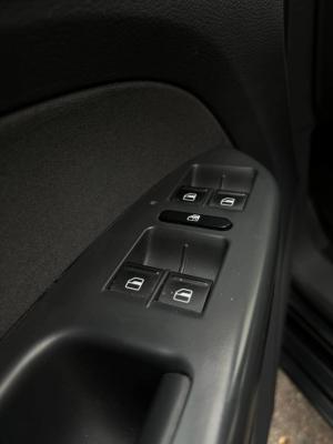 Black Volkswagen Touran 2011 in Riga, with an engine capacity of 1.60 L and mileage of 245 thousand km for 6950 €, photo 14 on AUTOMOTO.COM.LV