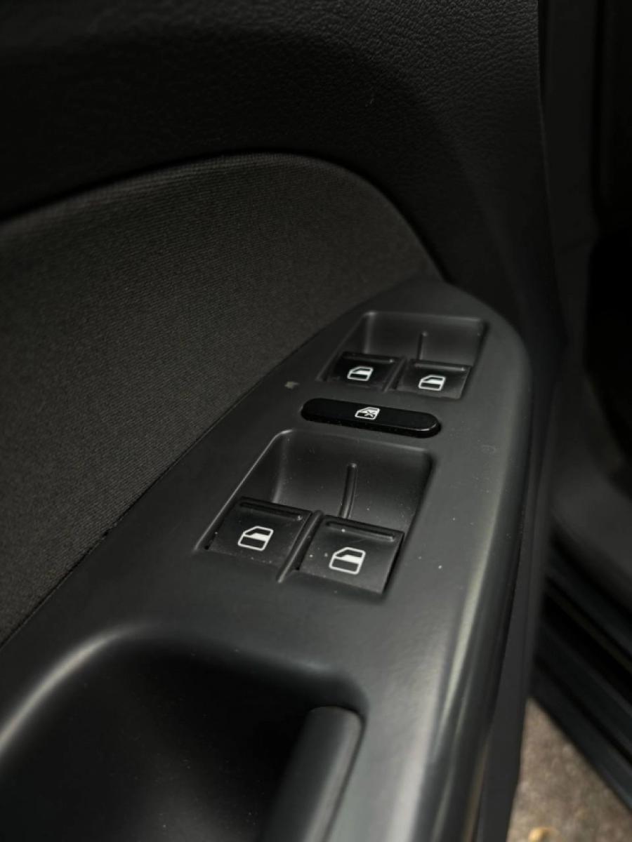 Black Volkswagen Touran 2011 in Riga, with an engine capacity of 1.60 L and mileage of 245 thousand km for 6950 €, photo 14 on AUTOMOTO.COM.LV