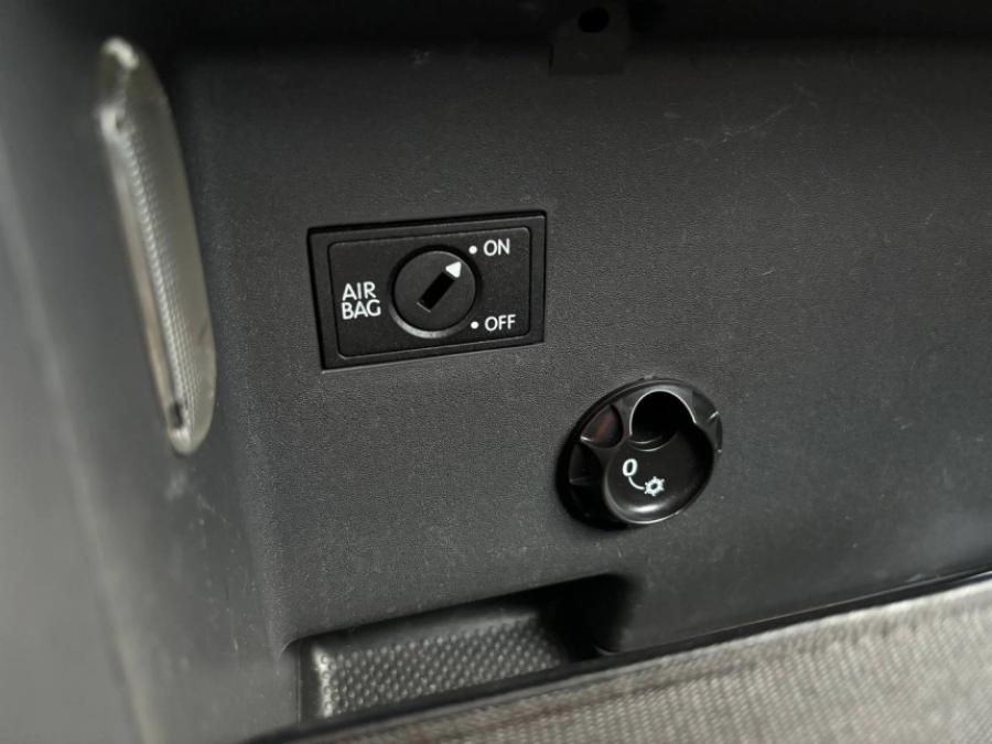 Black Volkswagen Touran 2011 in Riga, with an engine capacity of 1.60 L and mileage of 245 thousand km for 6950 €, photo 15 on AUTOMOTO.COM.LV