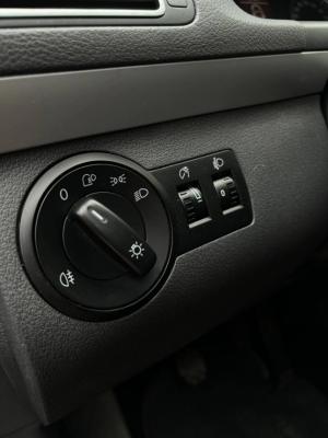 Black Volkswagen Touran 2011 in Riga, with an engine capacity of 1.60 L and mileage of 245 thousand km for 6950 €, photo 17 on AUTOMOTO.COM.LV
