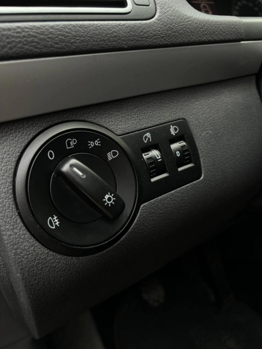 Black Volkswagen Touran 2011 in Riga, with an engine capacity of 1.60 L and mileage of 245 thousand km for 6950 €, photo 17 on AUTOMOTO.COM.LV