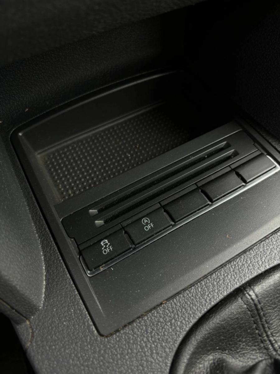 Black Volkswagen Touran 2011 in Riga, with an engine capacity of 1.60 L and mileage of 245 thousand km for 6950 €, photo 18 on AUTOMOTO.COM.LV