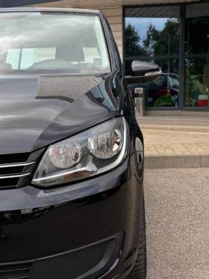 Black Volkswagen Touran 2011 in Riga, with an engine capacity of 1.60 L and mileage of 245 thousand km for 6950 €, photo 20 on AUTOMOTO.COM.LV