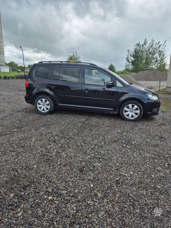 Black Volkswagen Touran 2011 in Siauliai, with an engine capacity of 1.60 L and mileage of 285 thousand km for 4650 €, photo 3 on AUTOMOTO.COM.LV