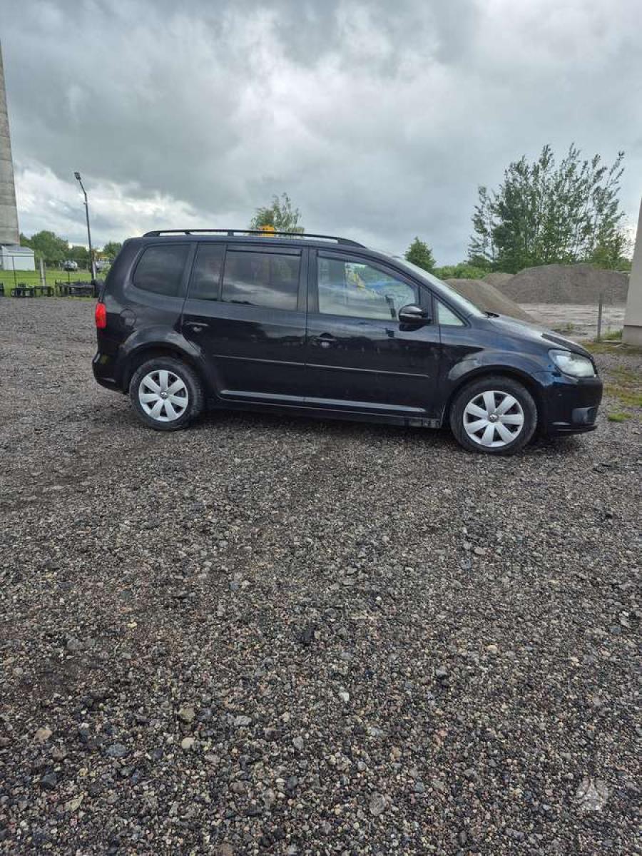 Melns Volkswagen Touran 2011 Šauļi, ar dzinēja tilpumu 1.60 L un nobraukumu 285 tūkst. km par 4650 €, foto 4 vietnē AUTOMOTO.COM.LV