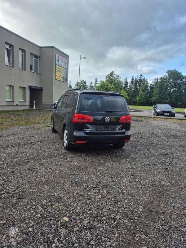 Black Volkswagen Touran 2011 in Siauliai, with an engine capacity of 1.60 L and mileage of 285 thousand km for 4650 €, photo 4 on AUTOMOTO.COM.LV