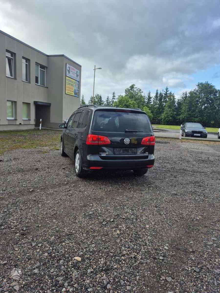 Melns Volkswagen Touran 2011 Šauļi, ar dzinēja tilpumu 1.60 L un nobraukumu 285 tūkst. km par 4650 €, foto 5 vietnē AUTOMOTO.COM.LV