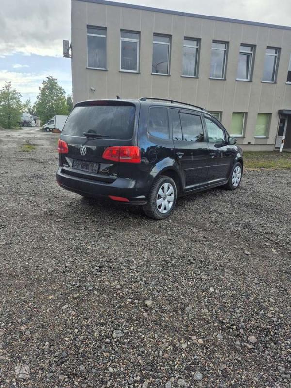 Black Volkswagen Touran 2011 in Siauliai, with an engine capacity of 1.60 L and mileage of 285 thousand km for 4650 €, photo 5 on AUTOMOTO.COM.LV