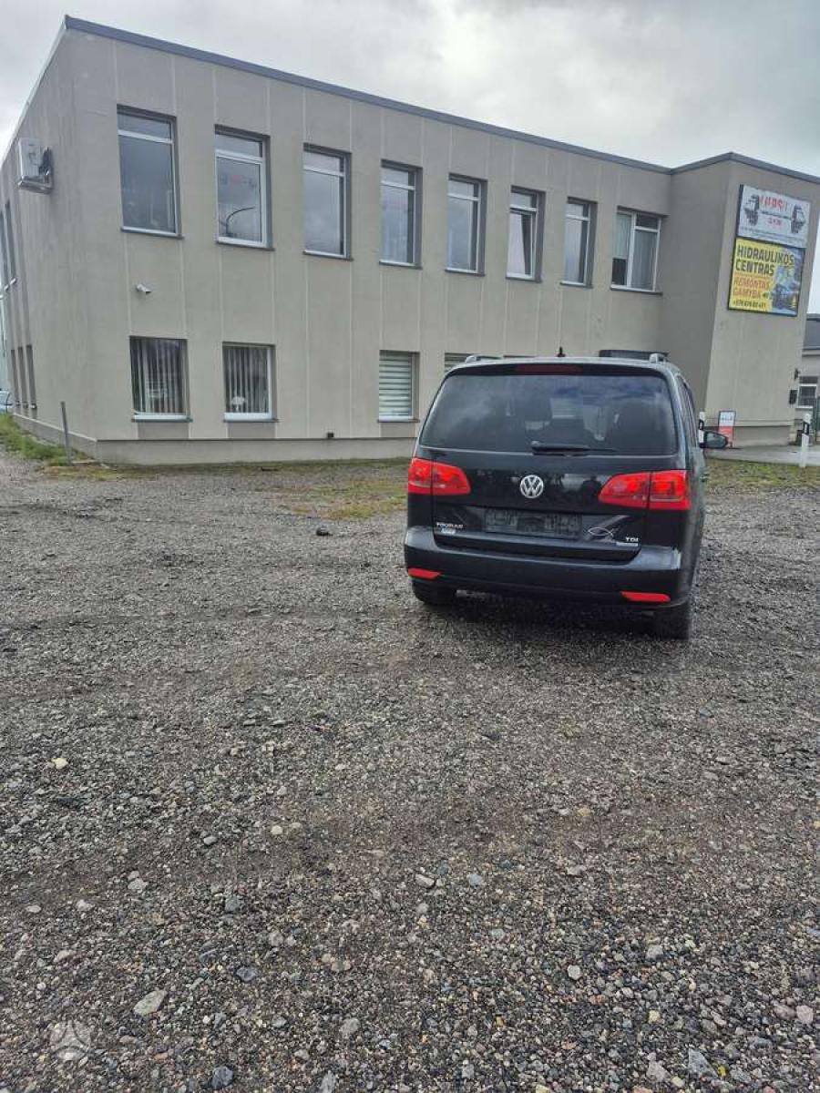 Melns Volkswagen Touran 2011 Šauļi, ar dzinēja tilpumu 1.60 L un nobraukumu 285 tūkst. km par 4650 €, foto 7 vietnē AUTOMOTO.COM.LV