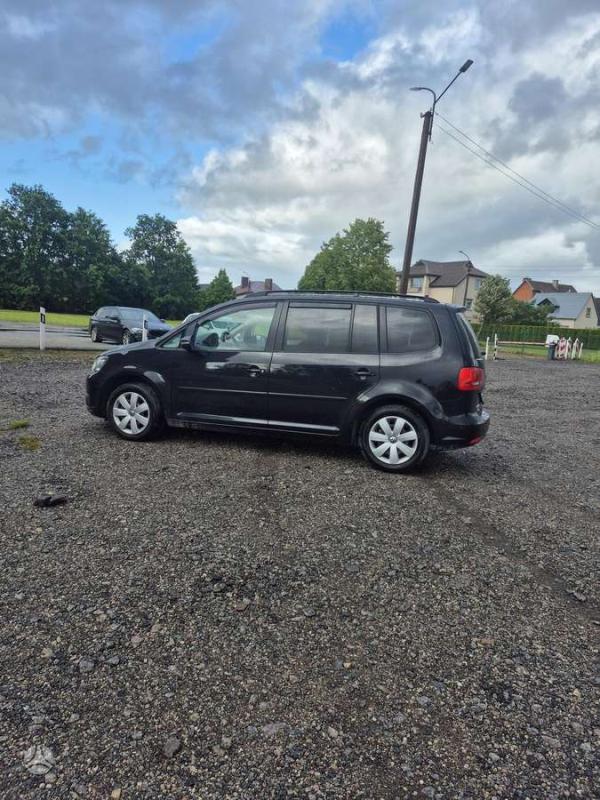 Black Volkswagen Touran 2011 in Siauliai, with an engine capacity of 1.60 L and mileage of 285 thousand km for 4650 €, photo 7 on AUTOMOTO.COM.LV