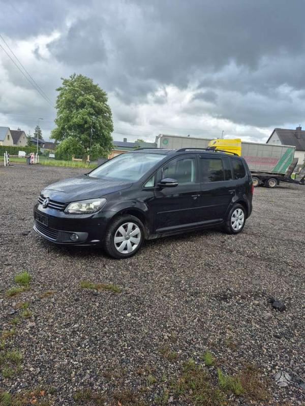 Black Volkswagen Touran 2011 in Siauliai, with an engine capacity of 1.60 L and mileage of 285 thousand km for 4650 €, photo 8 on AUTOMOTO.COM.LV