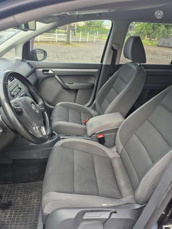 Black Volkswagen Touran 2011 in Siauliai, with an engine capacity of 1.60 L and mileage of 285 thousand km for 4650 €, photo 9 on AUTOMOTO.COM.LV