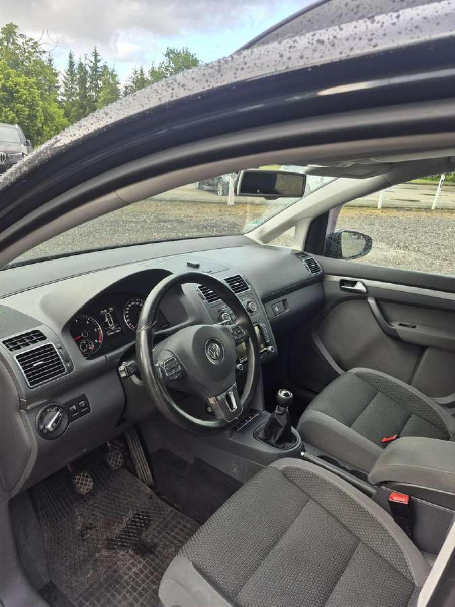 Melns Volkswagen Touran 2011 Šauļi, ar dzinēja tilpumu 1.60 L un nobraukumu 285 tūkst. km par 4650 €, foto 12 vietnē AUTOMOTO.COM.LV