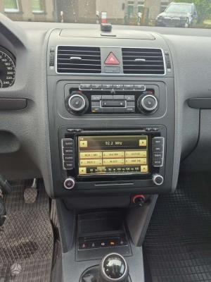 Melns Volkswagen Touran 2011 Šauļi, ar dzinēja tilpumu 1.60 L un nobraukumu 285 tūkst. km par 4650 €, foto 13 vietnē AUTOMOTO.COM.LV