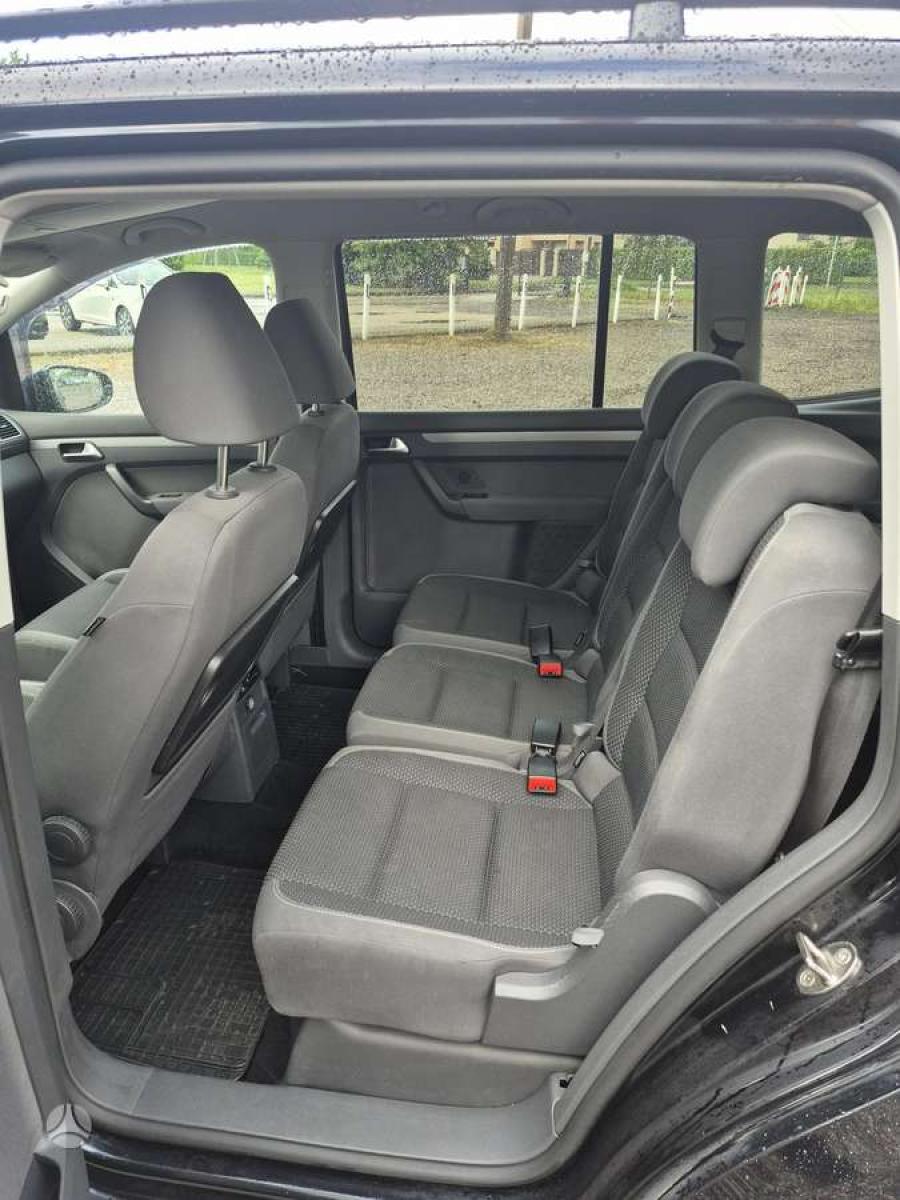 Melns Volkswagen Touran 2011 Šauļi, ar dzinēja tilpumu 1.60 L un nobraukumu 285 tūkst. km par 4650 €, foto 15 vietnē AUTOMOTO.COM.LV