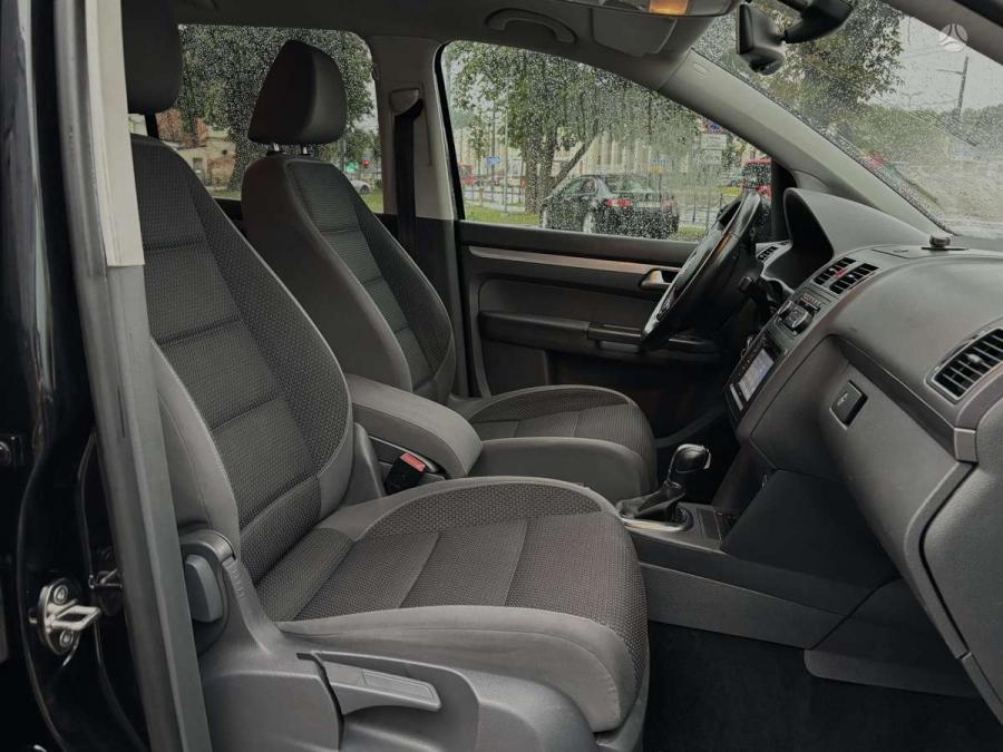 Melns Volkswagen Touran 2011 Kauņa, ar dzinēja tilpumu 1.60 L un nobraukumu 233 tūkst. km par 6100 €, foto 13 vietnē AUTOMOTO.COM.LV