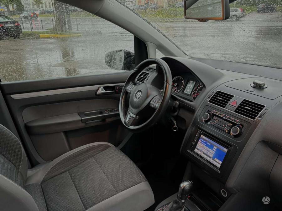 Melns Volkswagen Touran 2011 Kauņa, ar dzinēja tilpumu 1.60 L un nobraukumu 233 tūkst. km par 6100 €, foto 14 vietnē AUTOMOTO.COM.LV