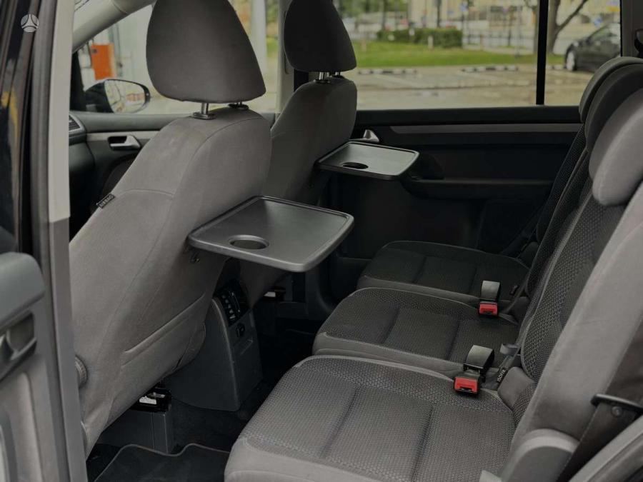 Melns Volkswagen Touran 2011 Kauņa, ar dzinēja tilpumu 1.60 L un nobraukumu 233 tūkst. km par 6100 €, foto 17 vietnē AUTOMOTO.COM.LV
