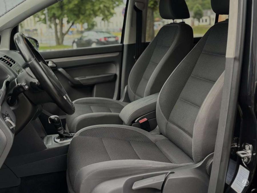 Melns Volkswagen Touran 2011 Kauņa, ar dzinēja tilpumu 1.60 L un nobraukumu 233 tūkst. km par 6100 €, foto 18 vietnē AUTOMOTO.COM.LV