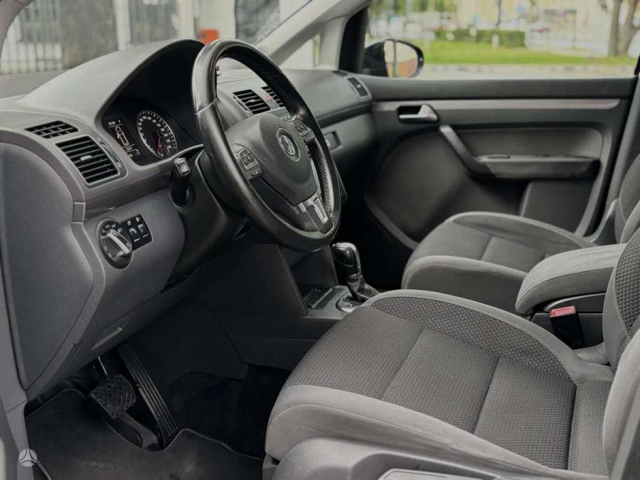 Melns Volkswagen Touran 2011 Kauņa, ar dzinēja tilpumu 1.60 L un nobraukumu 233 tūkst. km par 6100 €, foto 19 vietnē AUTOMOTO.COM.LV