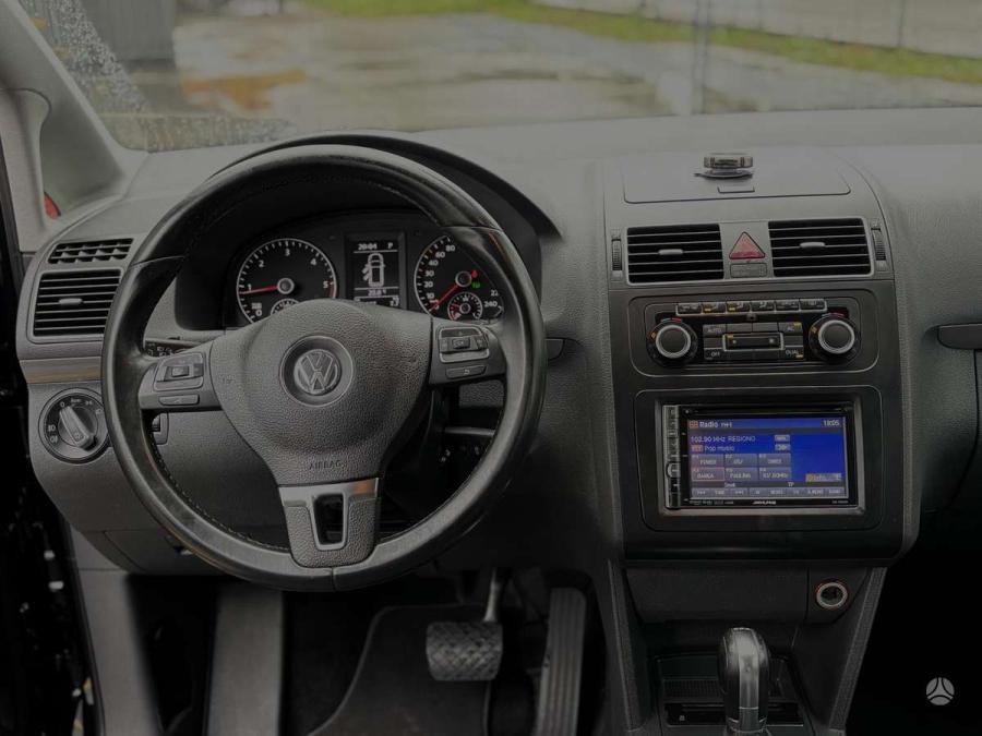Melns Volkswagen Touran 2011 Kauņa, ar dzinēja tilpumu 1.60 L un nobraukumu 233 tūkst. km par 6100 €, foto 20 vietnē AUTOMOTO.COM.LV