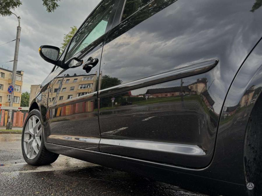Melns Volkswagen Touran 2011 Kauņa, ar dzinēja tilpumu 1.60 L un nobraukumu 233 tūkst. km par 6100 €, foto 23 vietnē AUTOMOTO.COM.LV