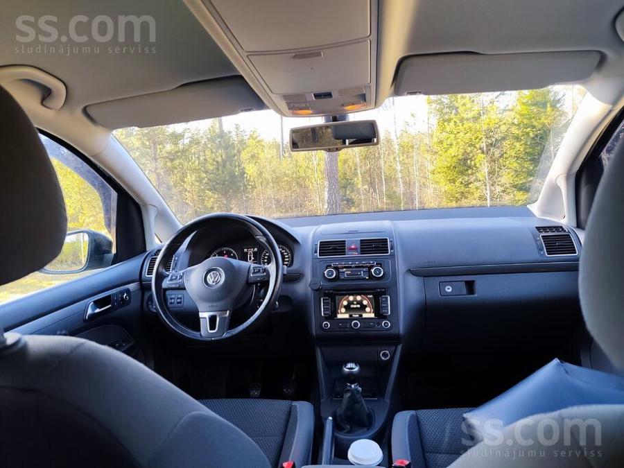 Melns Volkswagen Touran 2011 Bauska, ar dzinēja tilpumu 1.60 L un nobraukumu 254 tūkst. km par 4500 €, foto 3 vietnē AUTOMOTO.COM.LV