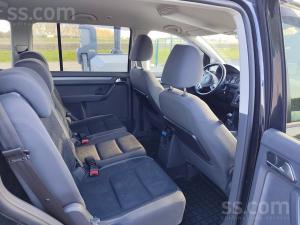 Melns Volkswagen Touran 2011 Bauska, ar dzinēja tilpumu 1.60 L un nobraukumu 254 tūkst. km par 4500 €, foto 7 vietnē AUTOMOTO.COM.LV