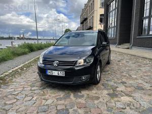 Melns Volkswagen Touran 2011 Rīga, ar dzinēja tilpumu 1.60 L un nobraukumu 323 tūkst. km par 5800 €, foto  vietnē AUTOMOTO.COM.LV