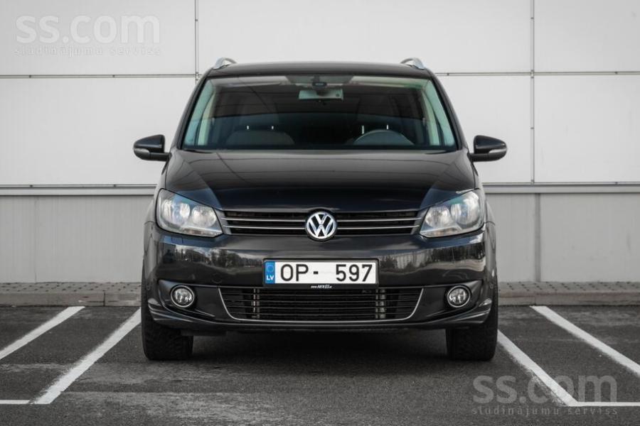 Black Volkswagen Touran 2011 in Riga, with an engine capacity of 2.00 L and mileage of 319 thousand km for 5490 €, photo 3 on AUTOMOTO.COM.LV