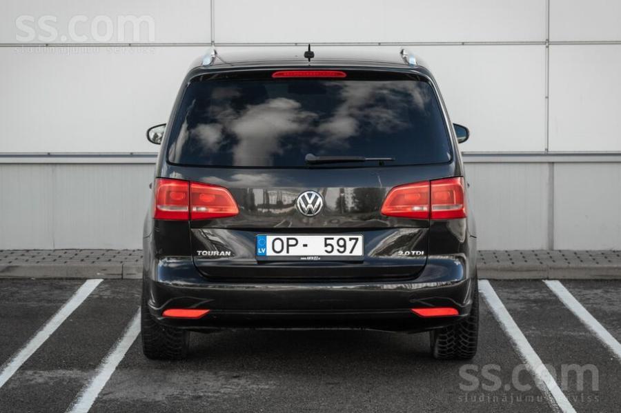Black Volkswagen Touran 2011 in Riga, with an engine capacity of 2.00 L and mileage of 319 thousand km for 5490 €, photo 6 on AUTOMOTO.COM.LV